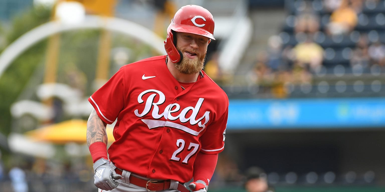 Reds' offense erupts in series win over Pirates