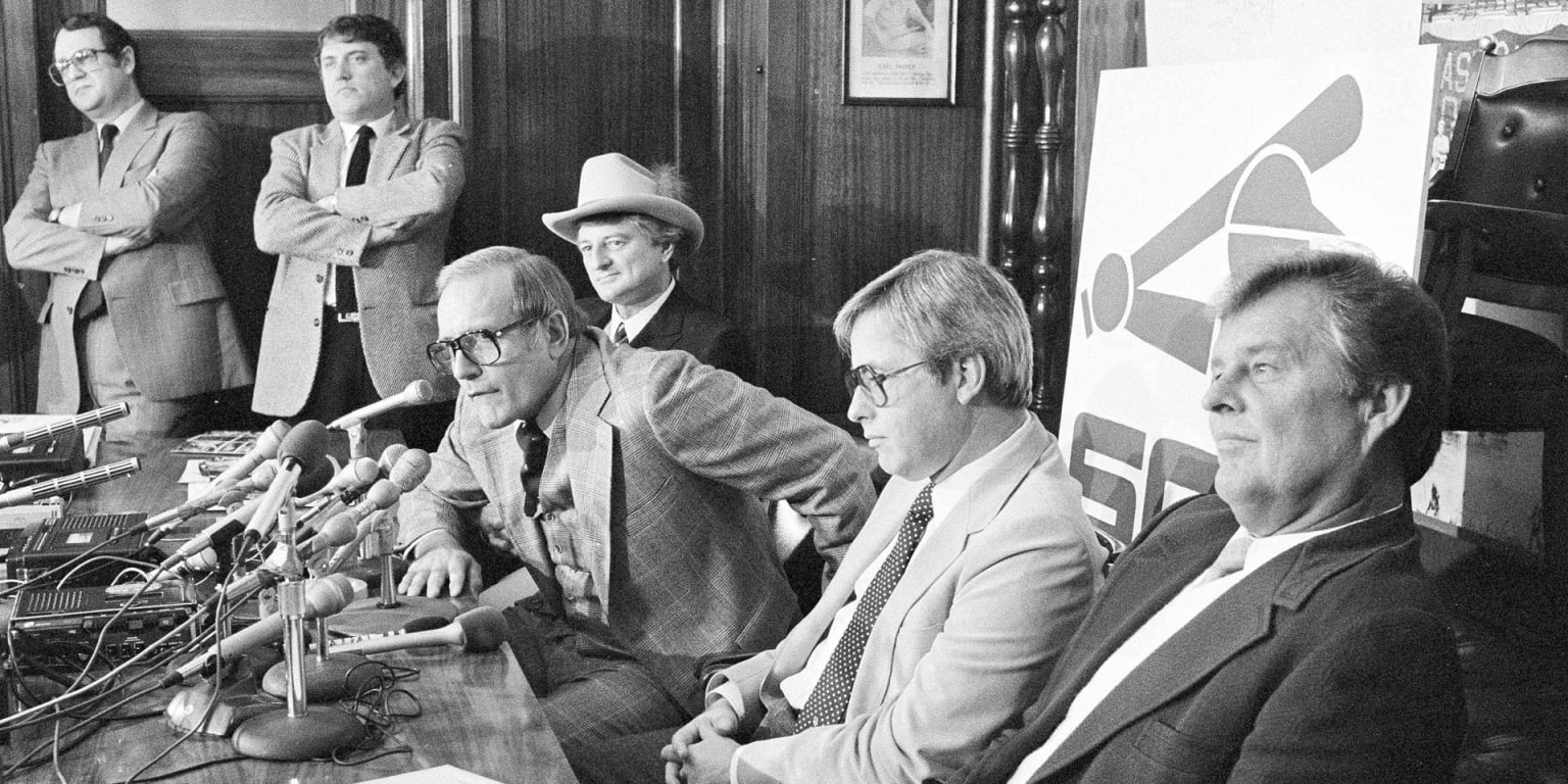 White Sox announcer Joe McConnell dies at 79