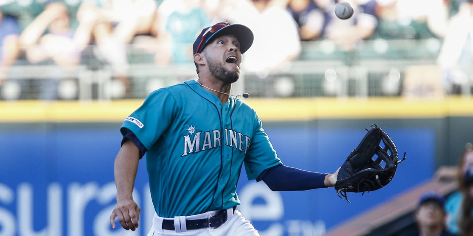 Kristopher Negron running outfield catch