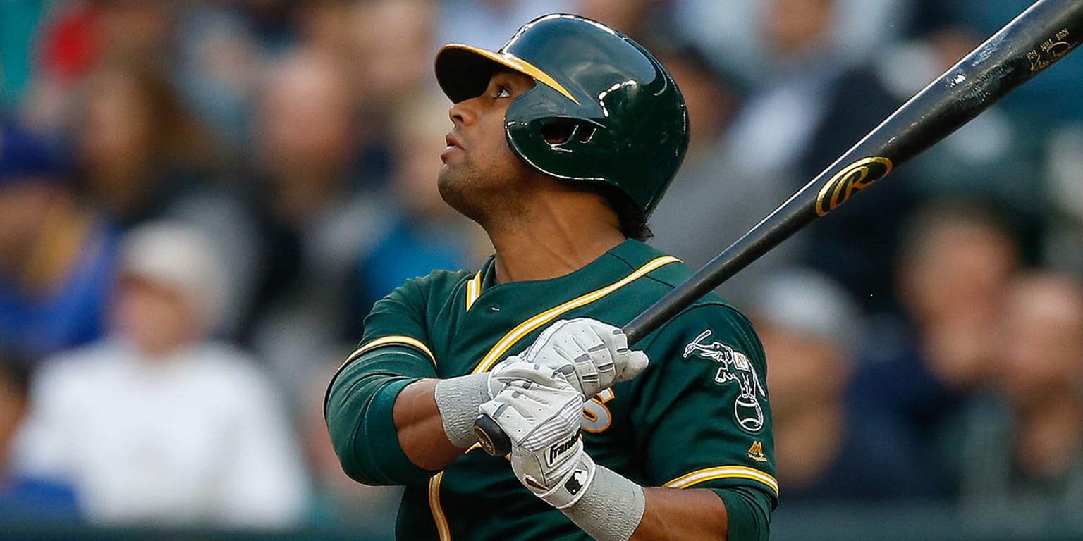 Khris Davis leaves game with elbow pain