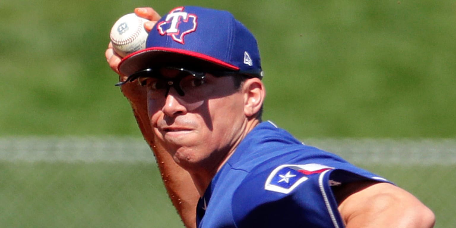 Rangers' Doug Bernier manages baseball website