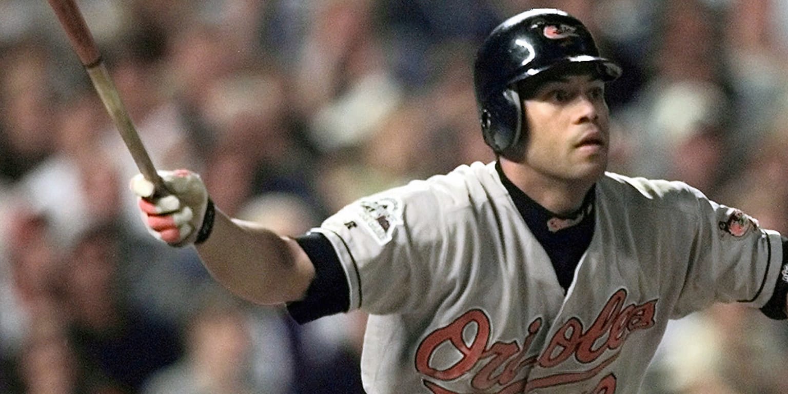 Roberto Alomar wins All-Star MVP in 1998