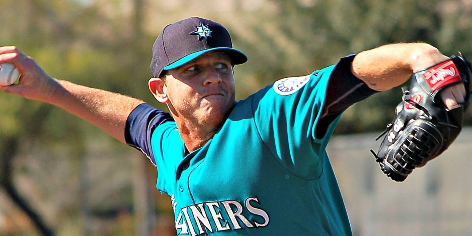 Mariners release pitcher Justin De Fratus