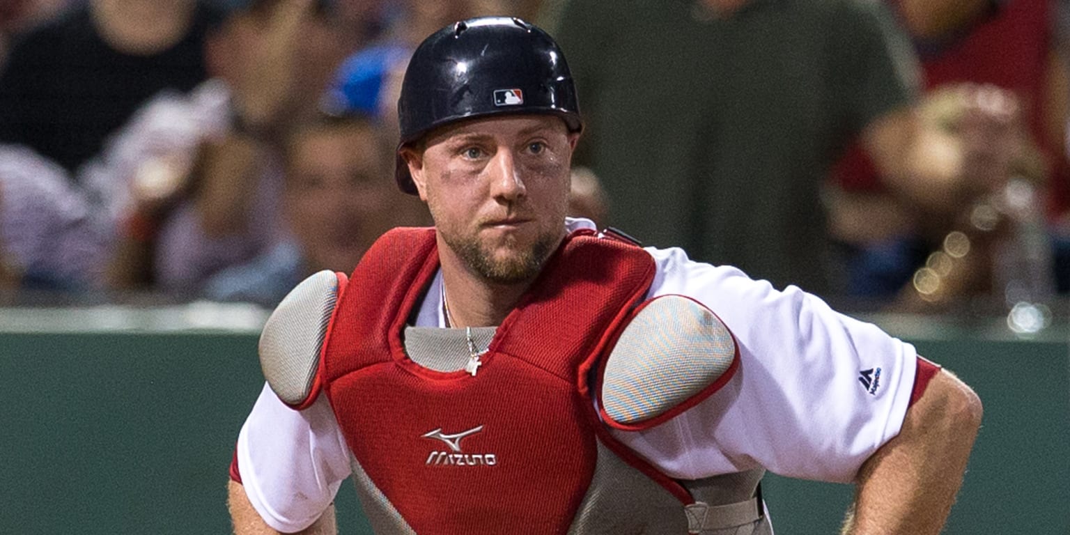 Red Sox don't tender contract to Bryan Holaday