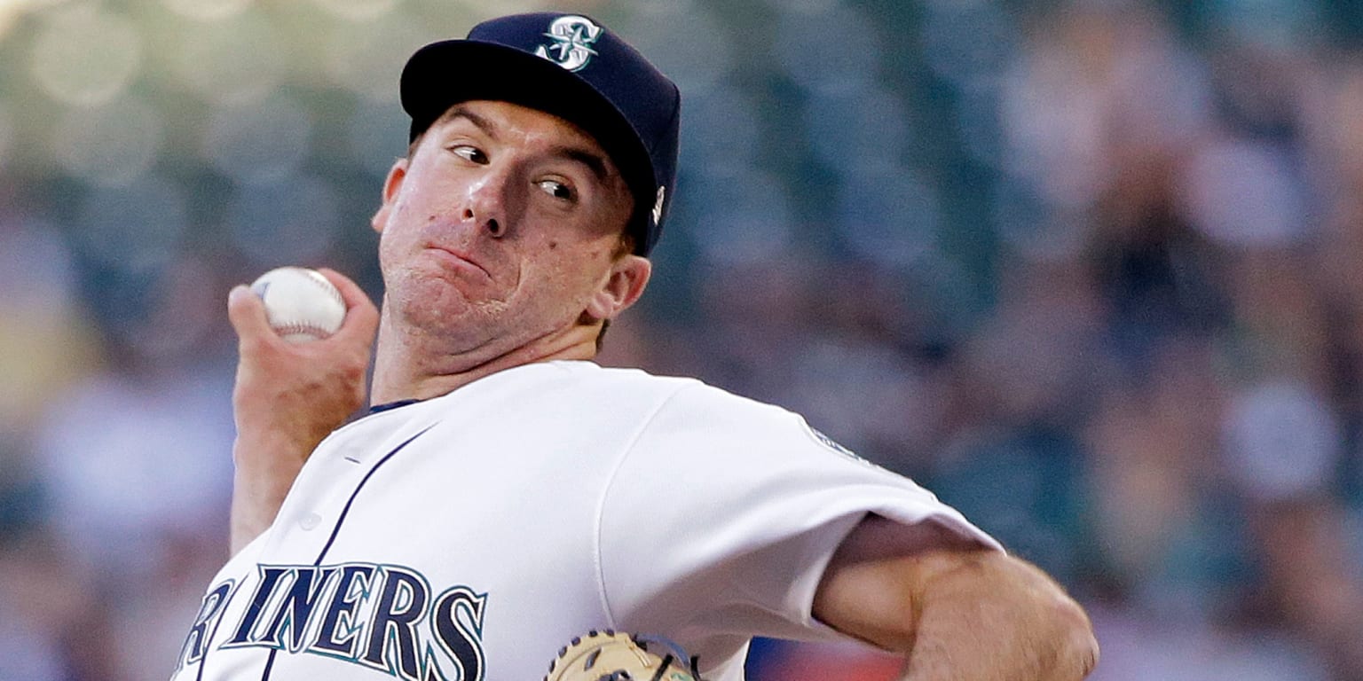 Mariners rookie Andrew Moore wins MLB debut