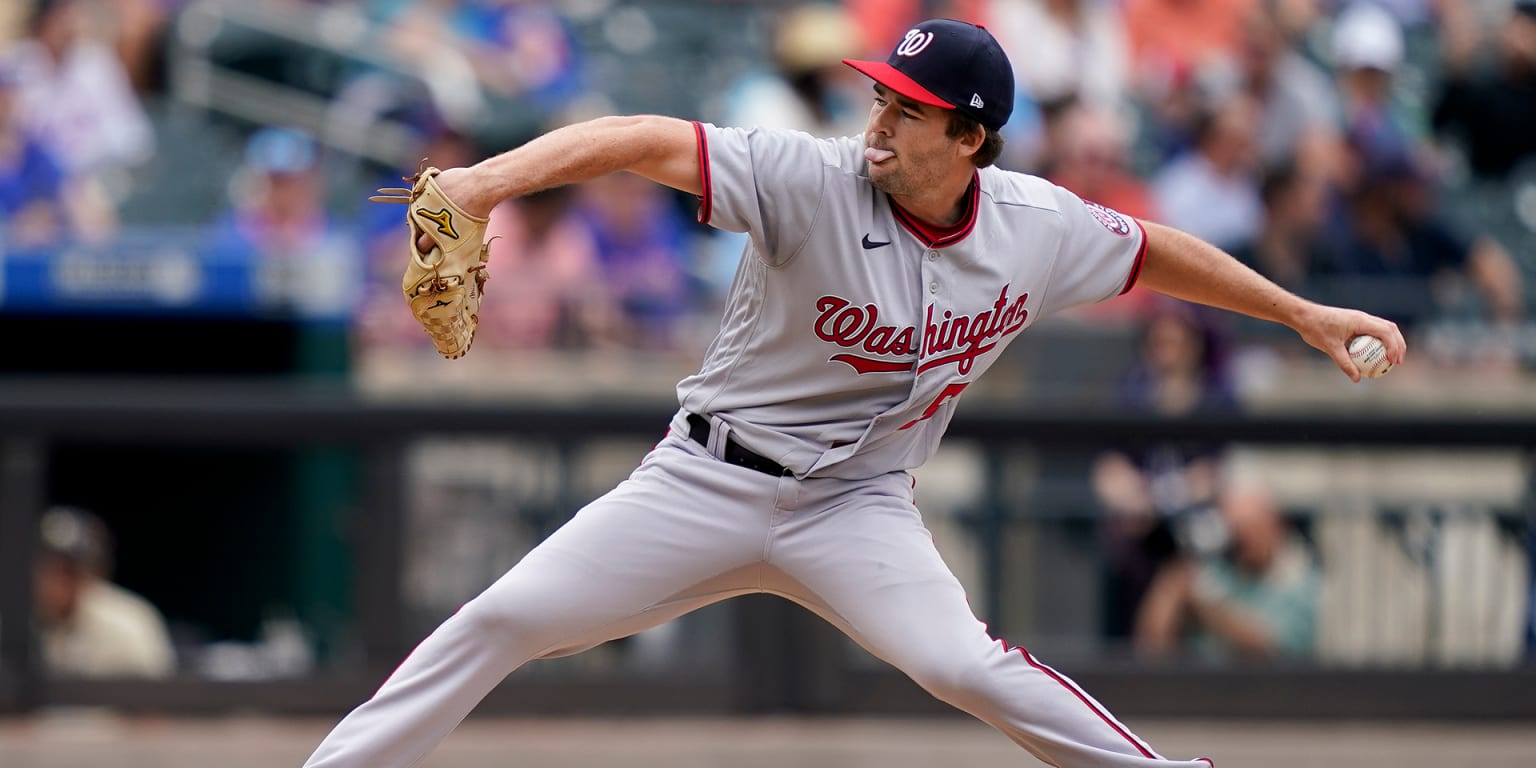 Evan Lee strikes out two in MLB debut