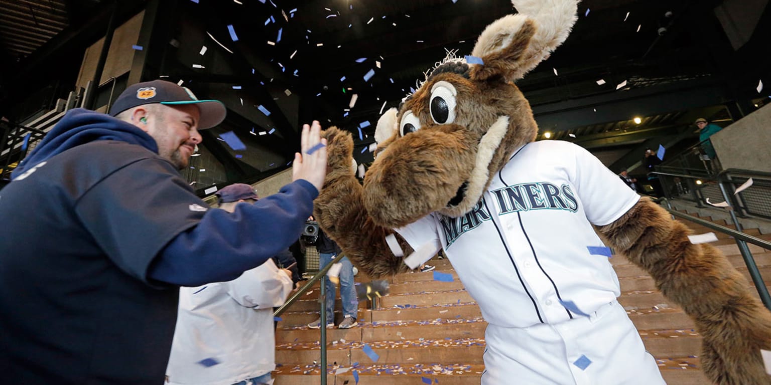 Mariners legends throw first pitch at opener
