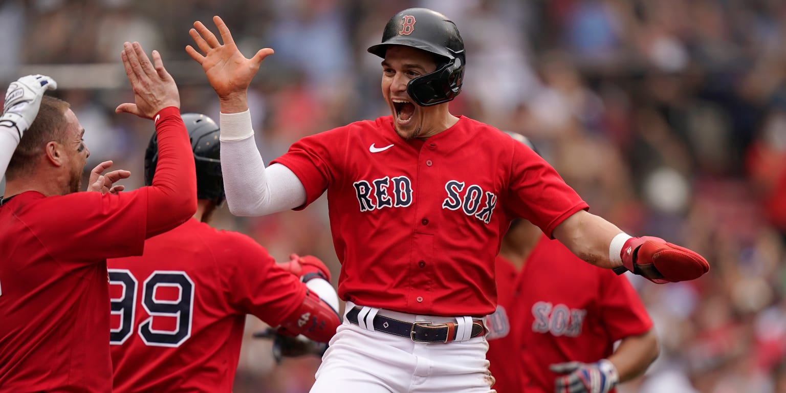 Red Sox use five-run eighth to beat Yankees