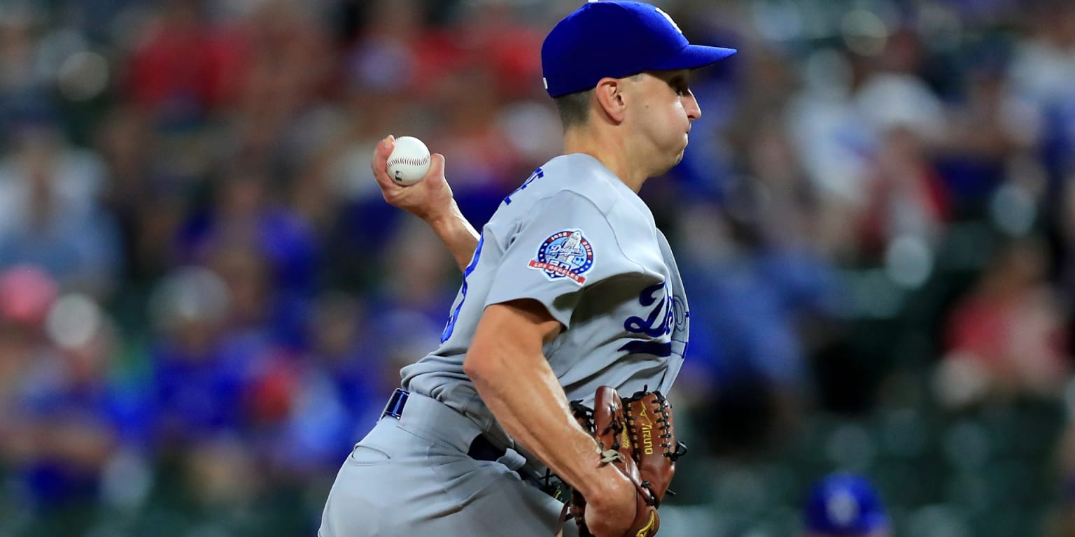 Giants sign switch-pitcher Pat Venditte