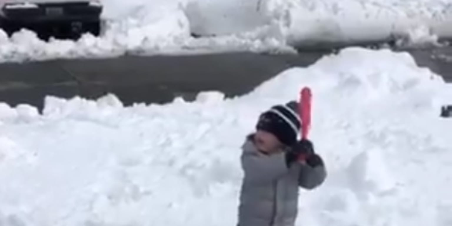 Kid takes batting practice in snow | MLB.com
