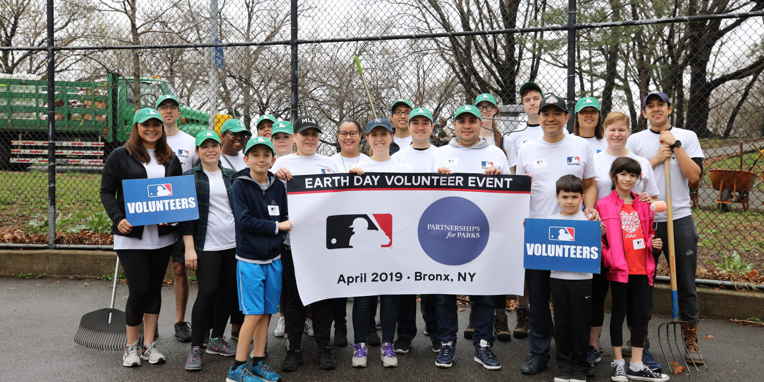 MLB volunteers fix up NYC park for Earth Day