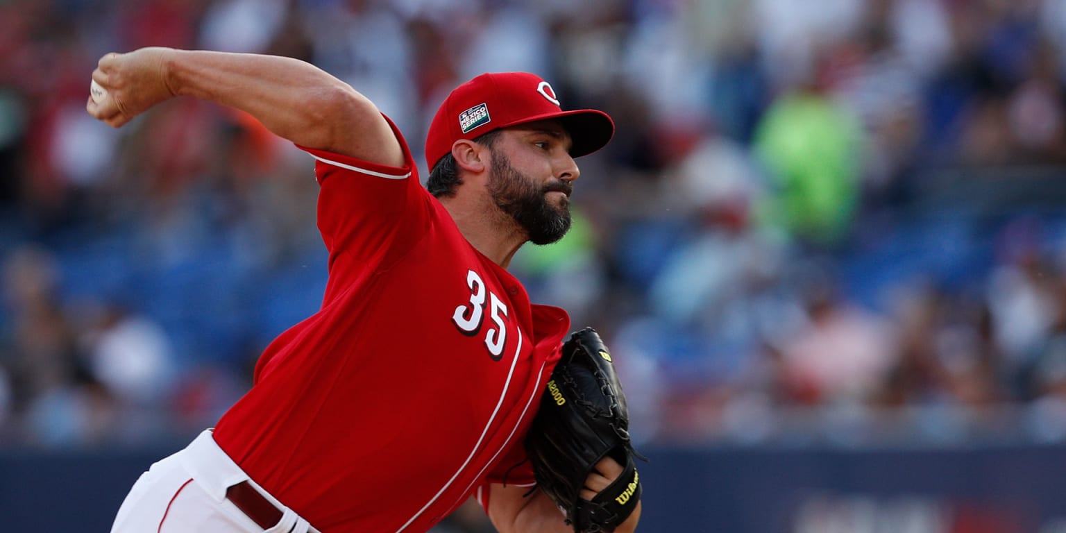 Tanner Roark improvises pregame throwing session