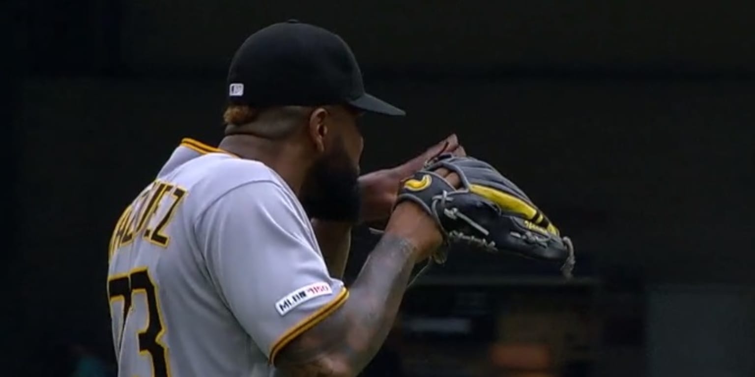 Felipe Vázquez teases fans after save | MLB.com