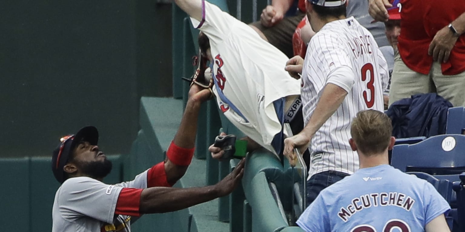 Dexter Fowler taps fan after catch | MLB.com