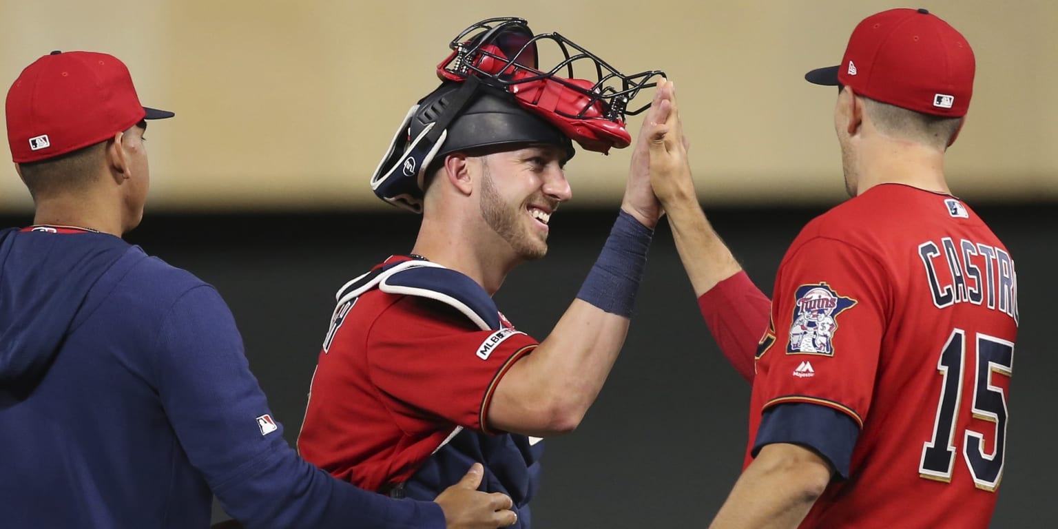 Twins hit 5 homers, turn triple play