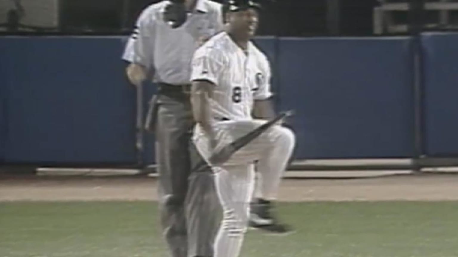 Bo Jackson breaks bat over knee | 08/10/1993 | MLB.com