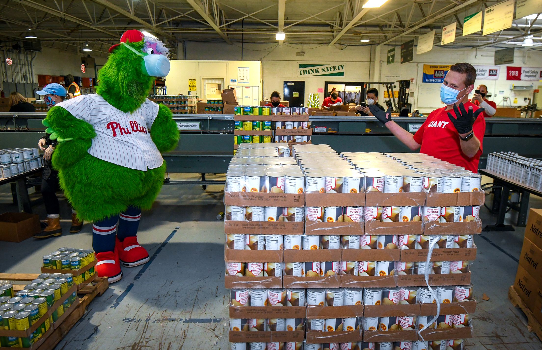 The Giant Company Donates 1,000 Turkeys to Philabundance | Philadelphia ...