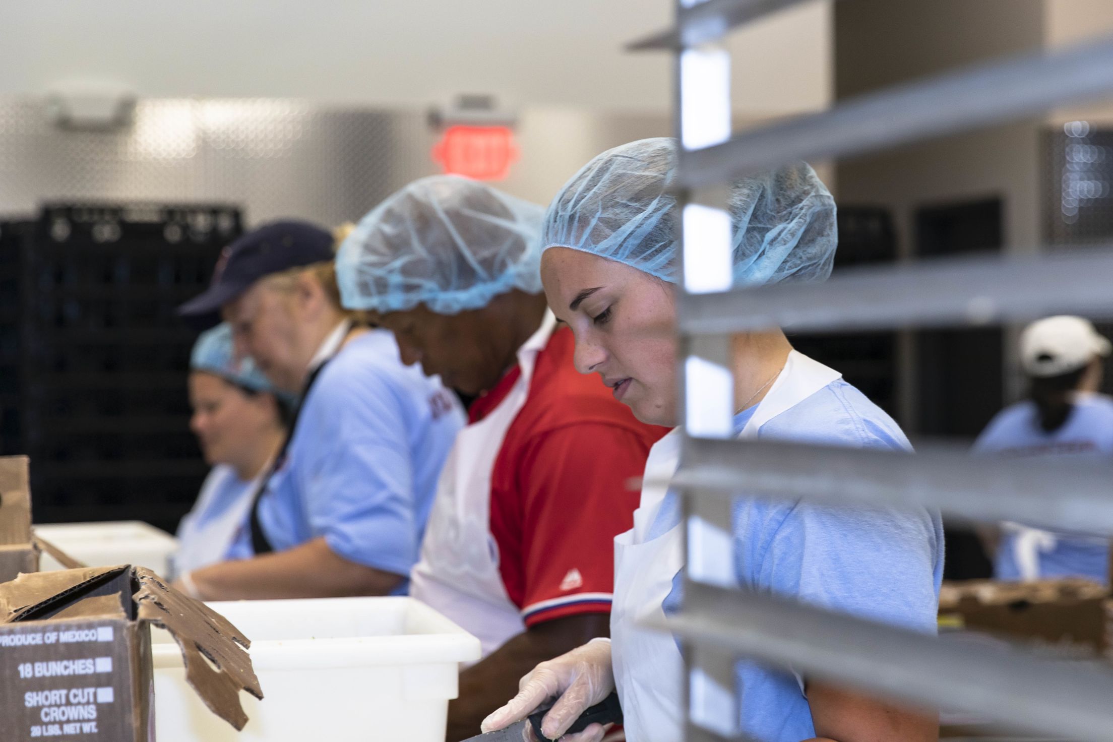 Phillies Give Back at MANNA | Philadelphia Phillies | Philadelphia Phillies