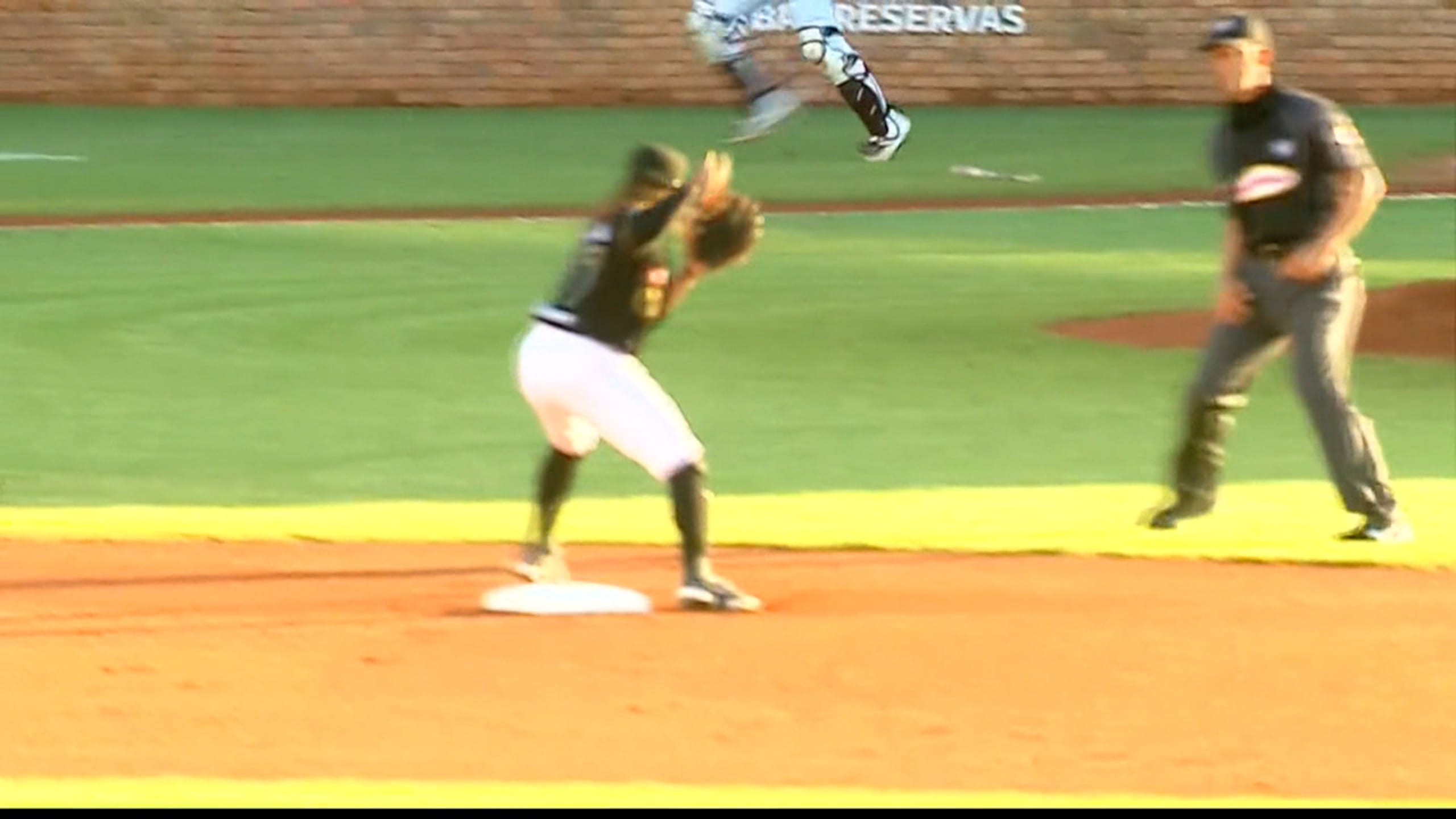 Riley Unroe inicia doble play