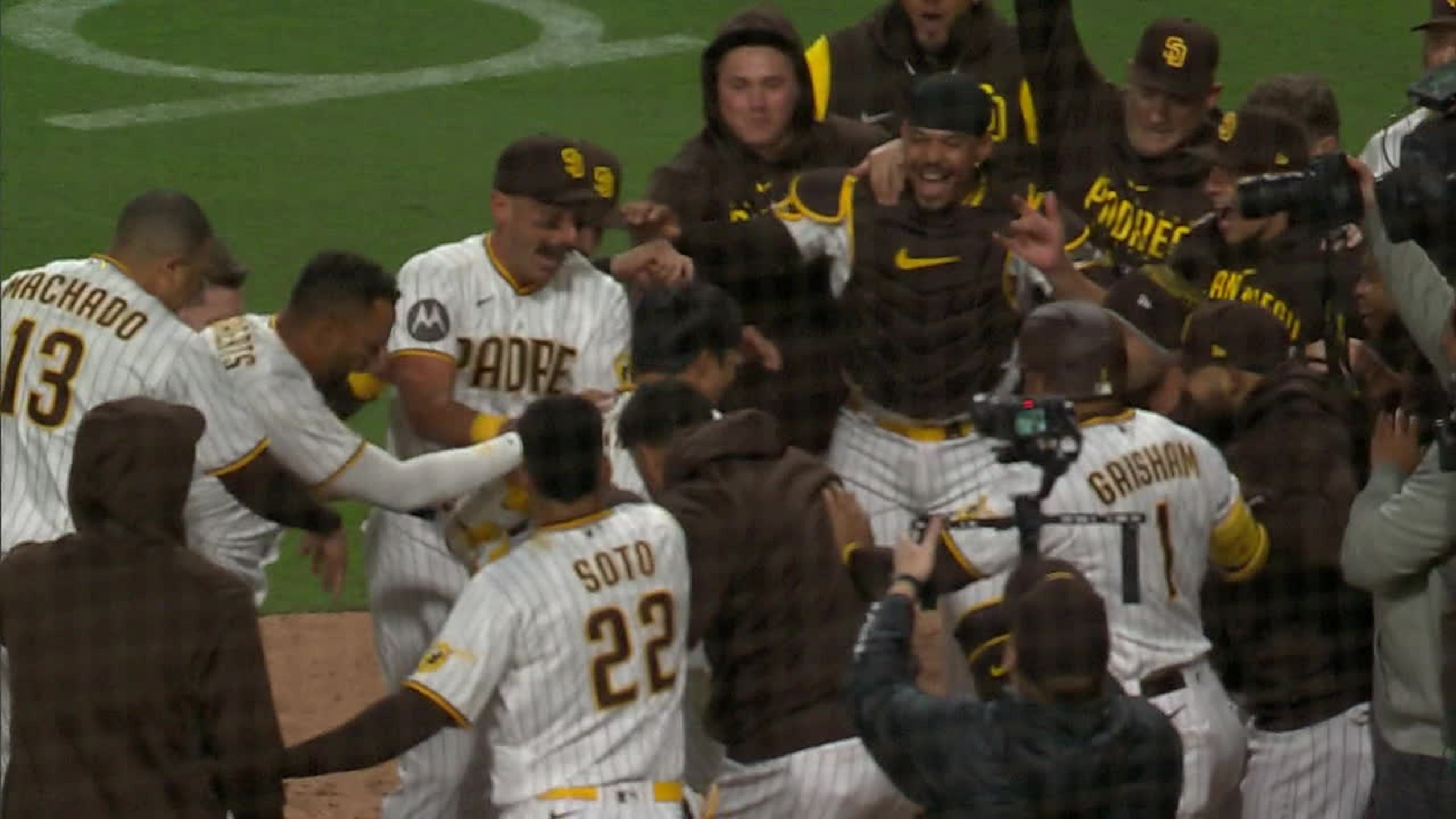 Padres go back-to-back, walk off