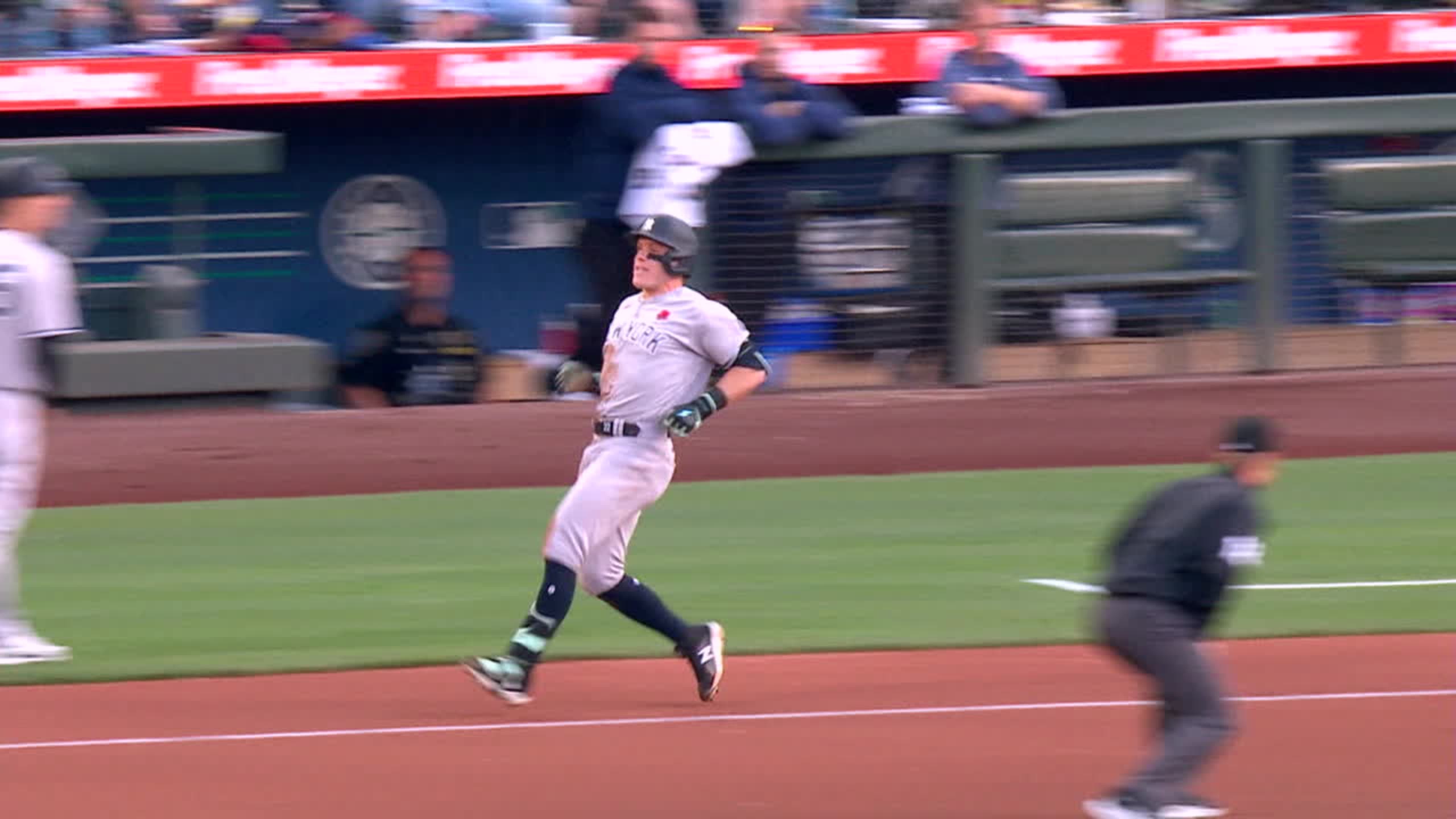 Harrison Bader leaves with injury Harrison Bader leaves with injury