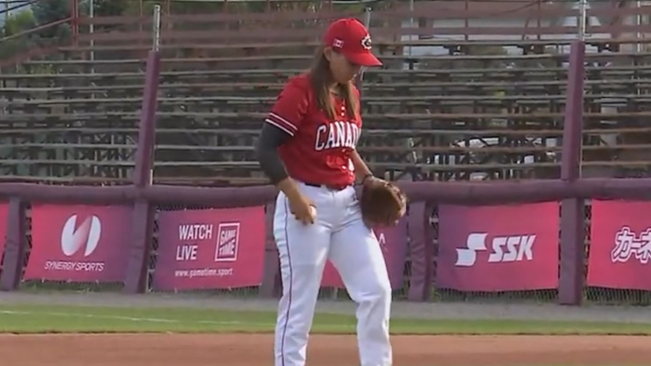 Sarah Pengelly strikes out 10