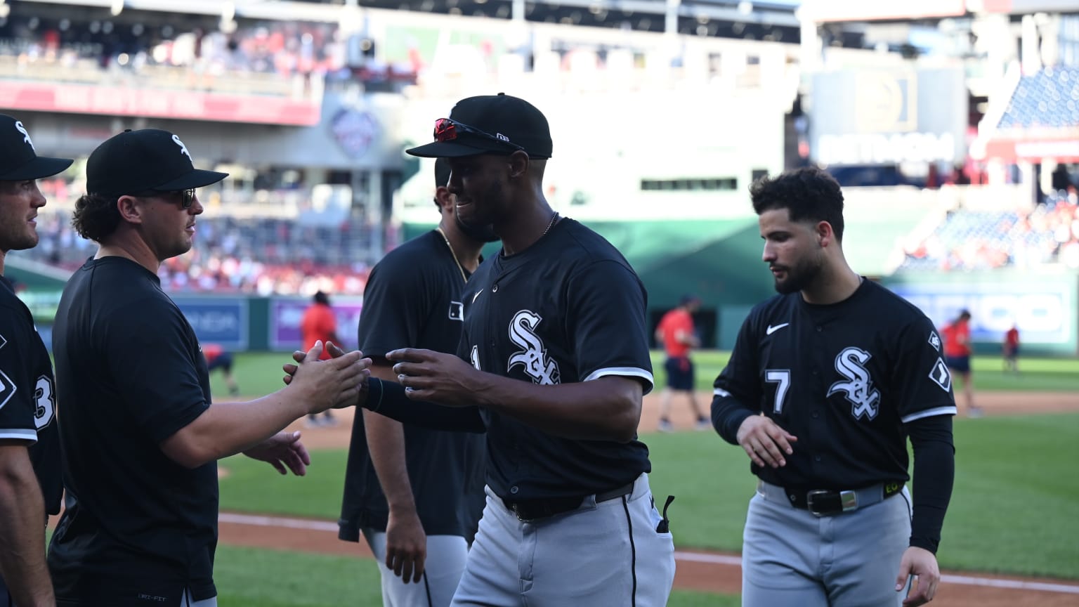 Michael A. Taylor exits to a standing ovation | 09/28/2025 | MLB.com