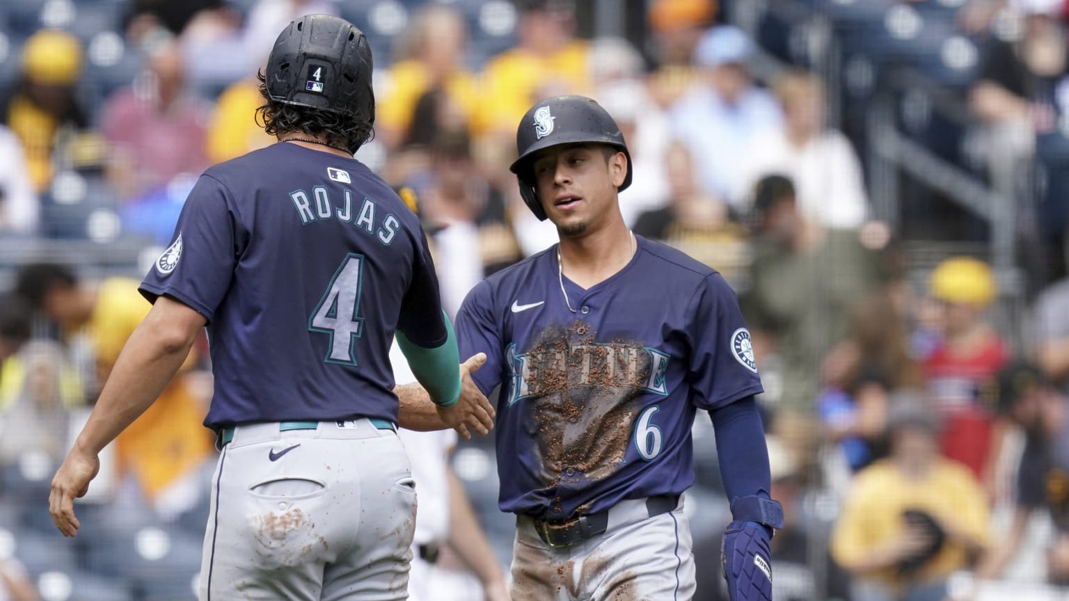 Leo Rivas scores on a throwing error | 08/18/2024 | Seattle Mariners