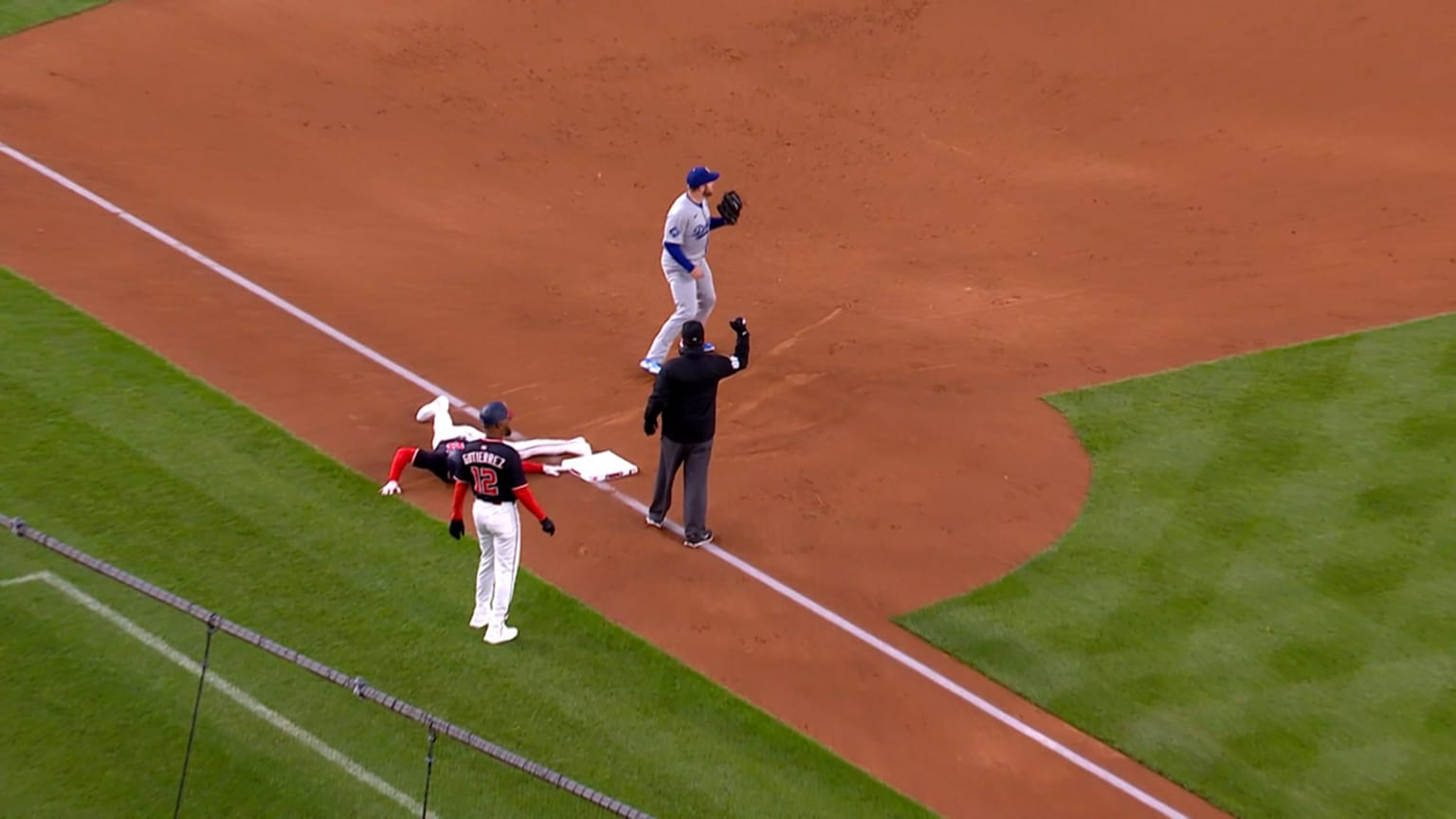 Chris Taylor's outfield assist | 04/07/2025 | Los Angeles Dodgers