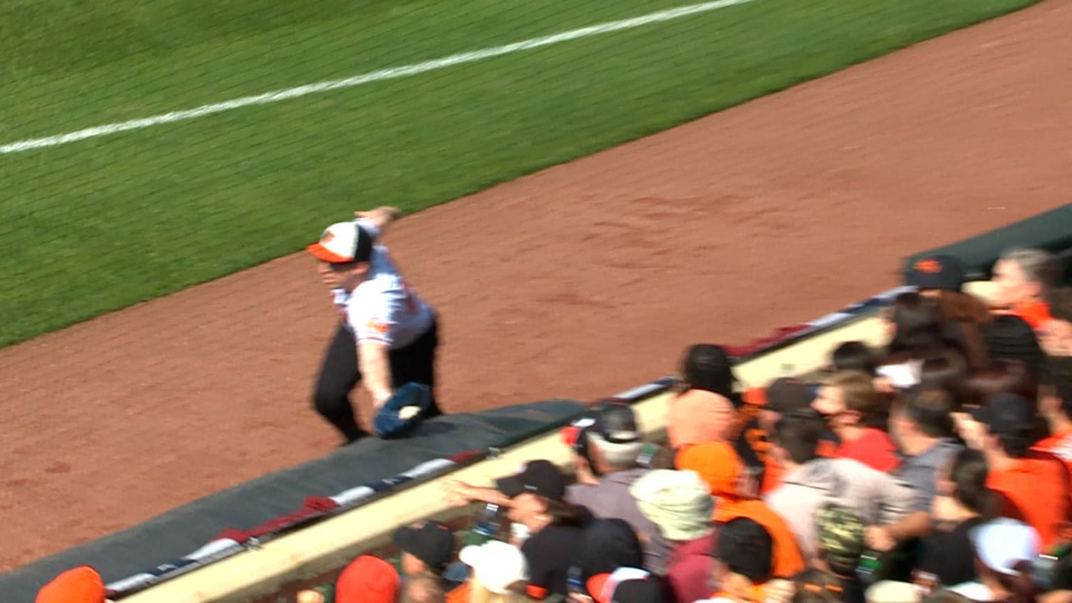 Orioles' ballboy flashes the leather | 03/31/2024 | MLB.com