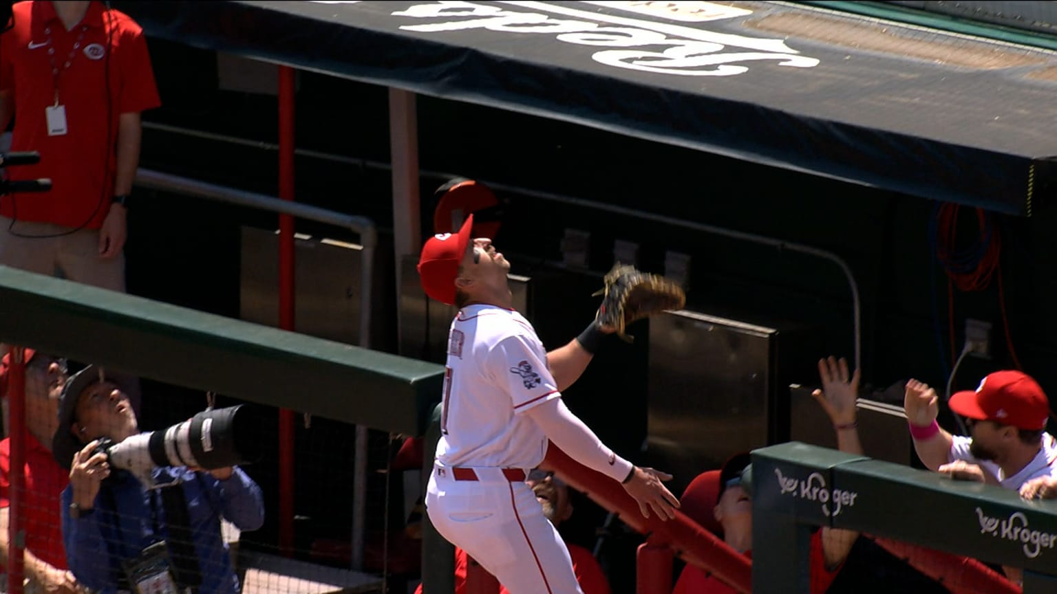 Spencer Steer's great catch in foul territory | 05/10/2026 | Cincinnati ...