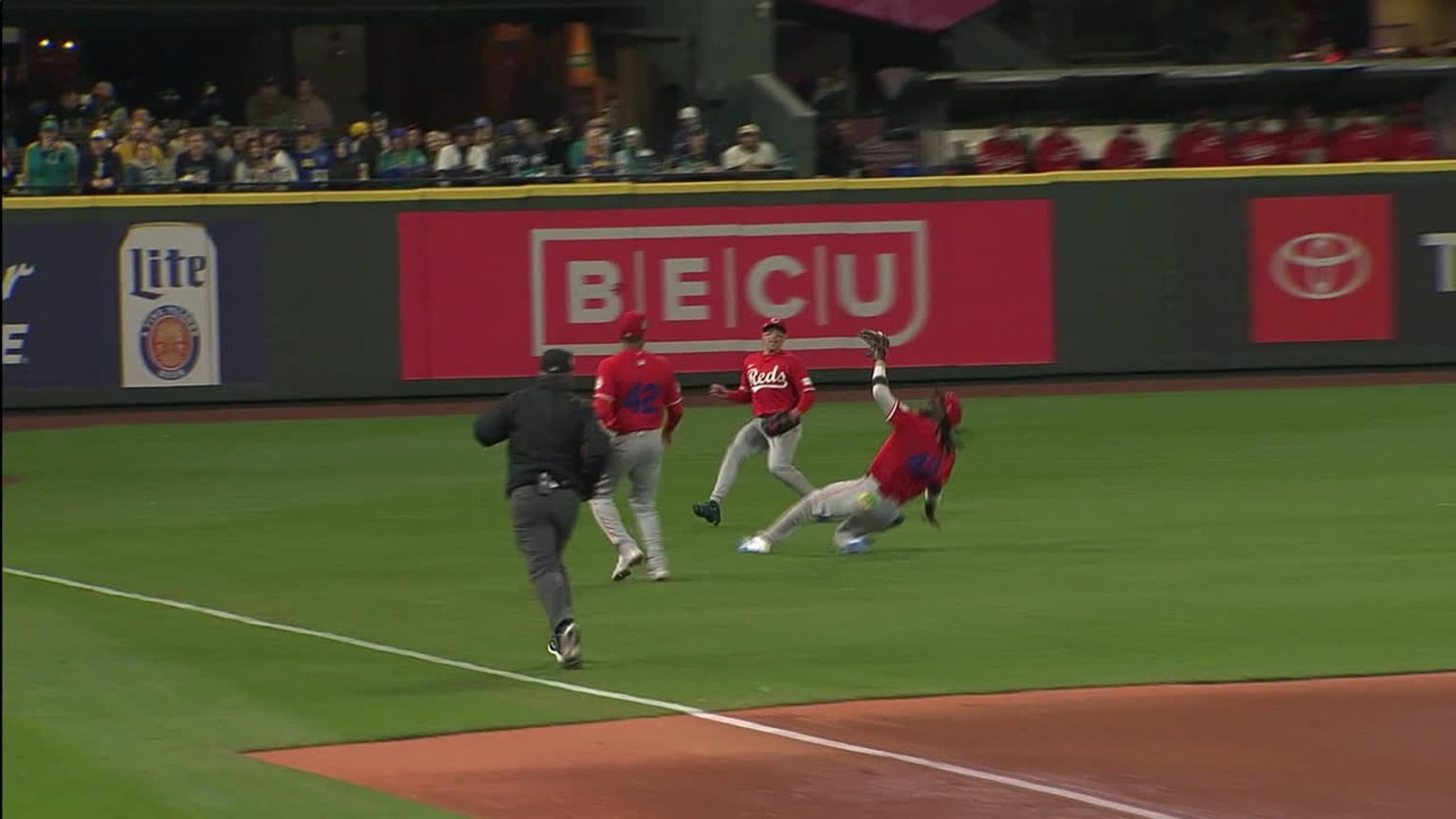 Elly De La Cruz's sliding catch | 04/15/2024 | Cincinnati Reds