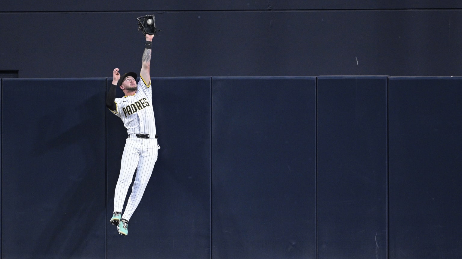 Jackson Merrill's home run robbery | 07/08/2025 | San Diego Padres