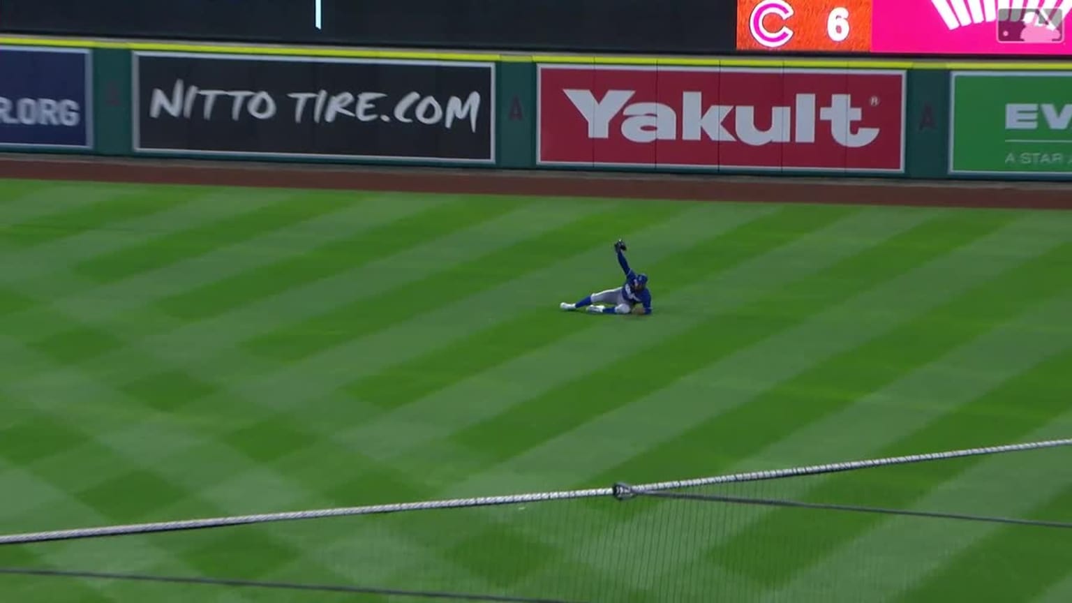 Jason Heyward makes a juggling catch in right field | 03/27/2023 ...