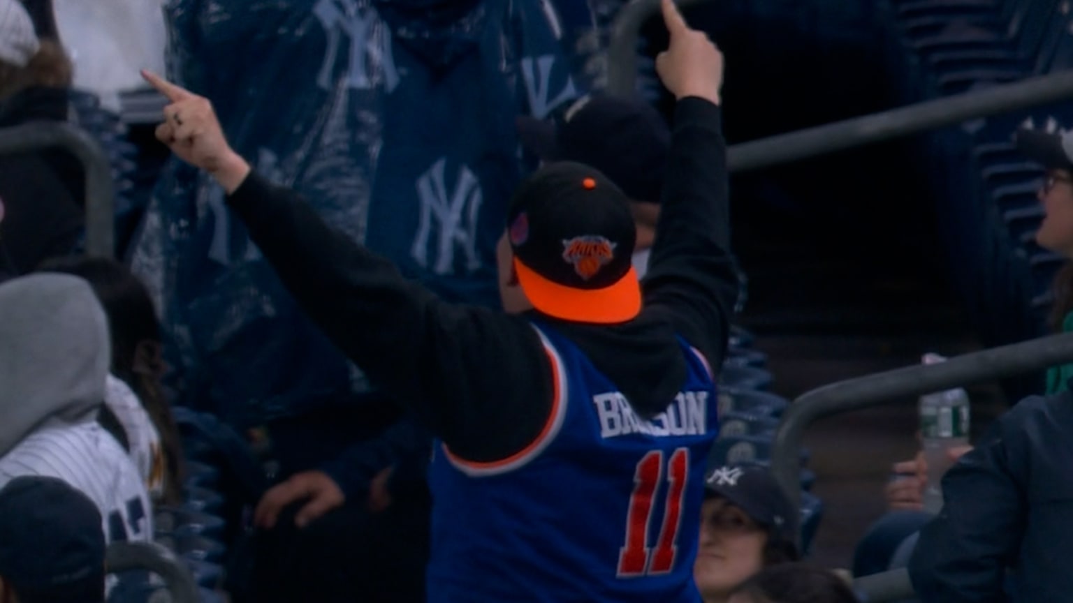 Yankees fans cheer for Knicks after their Game 1 win | 05/05/2025 | New ...