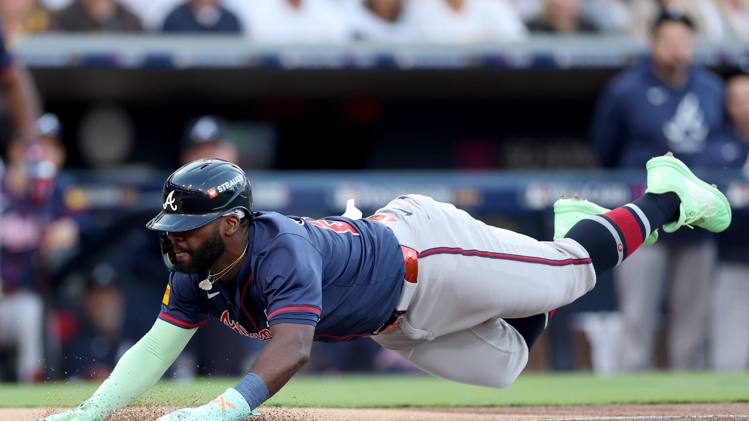 Marcell Ozuna empuja a Michael Harris II en el 1ro | 02/10/2024 | Los ...