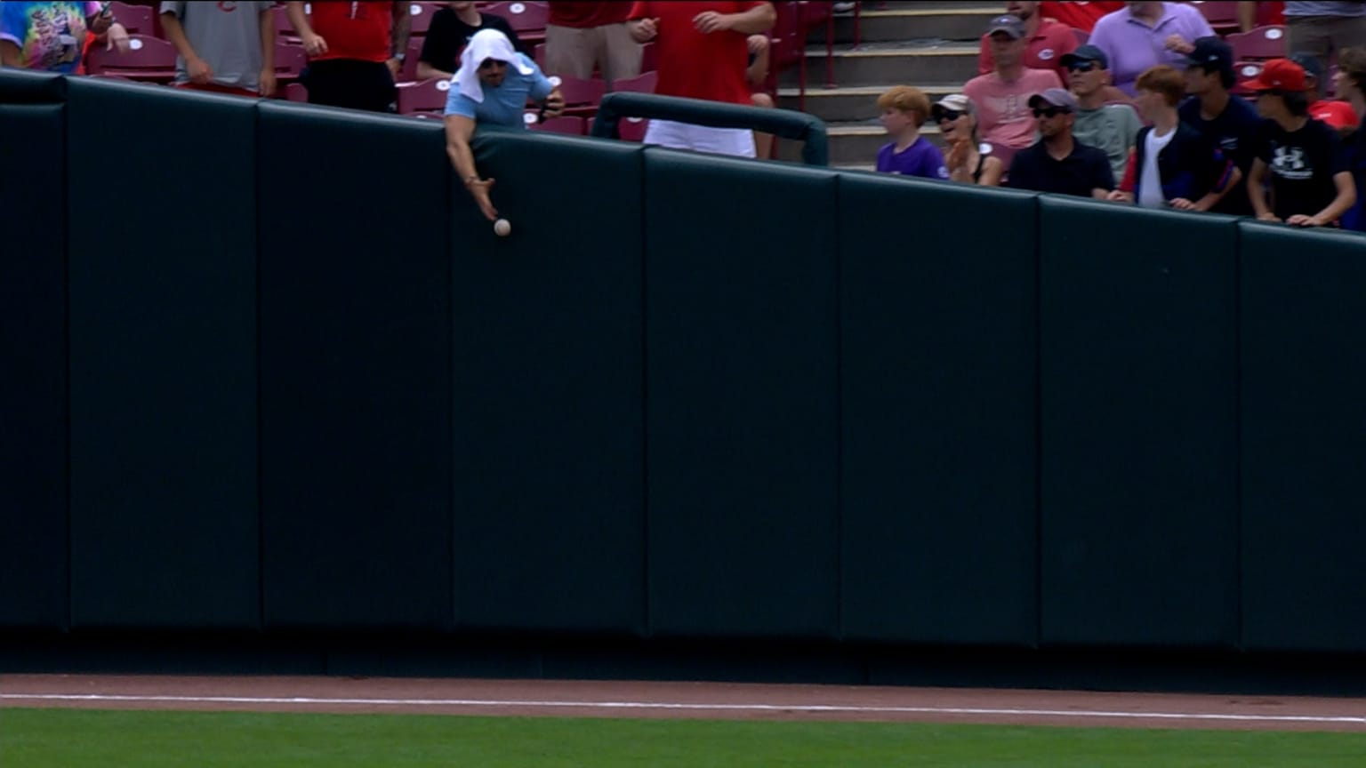 Reds score two after fan interference | 07/11/2024 | Cincinnati Reds