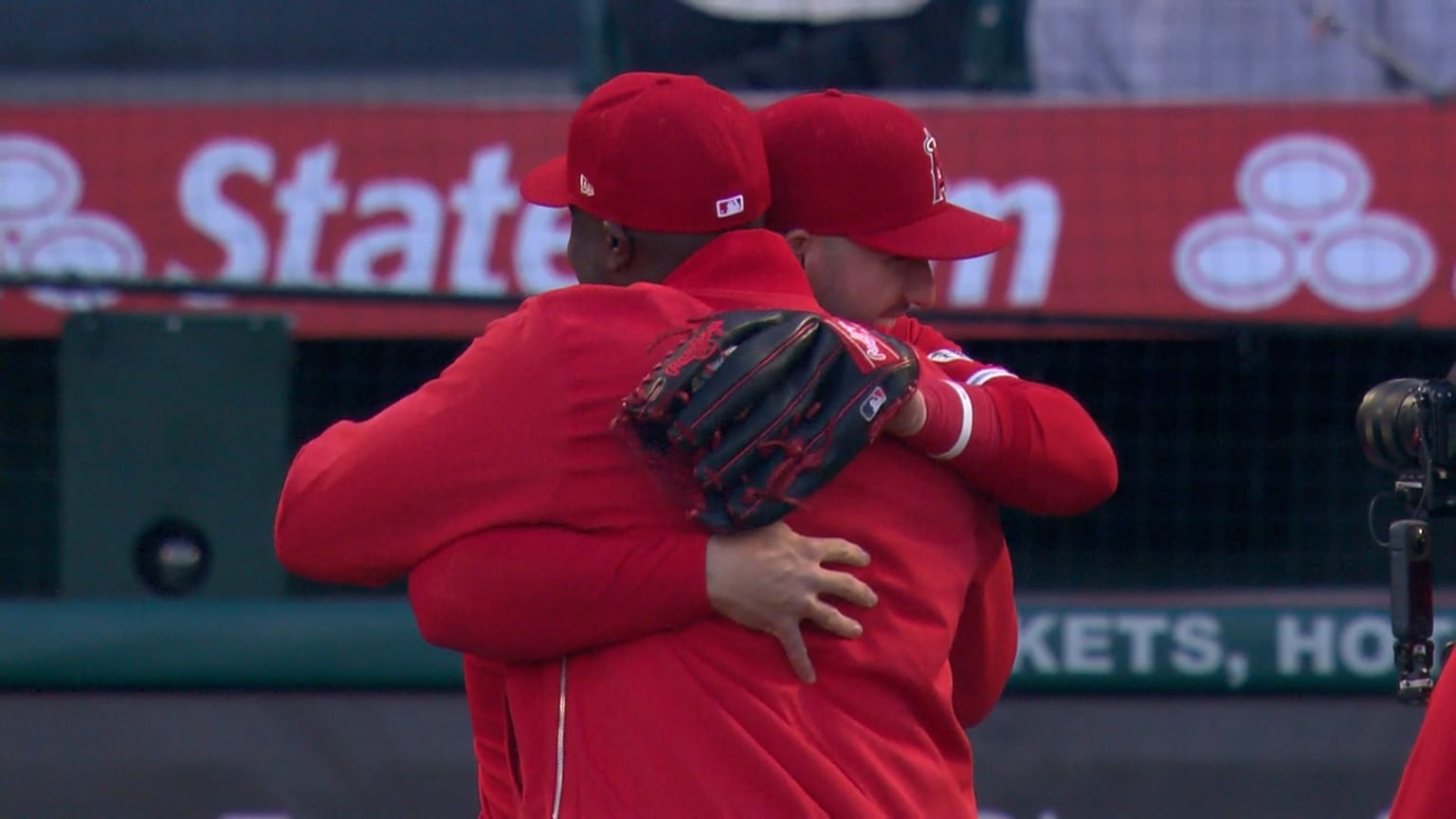 Torii Hunter throws out first pitch | 04/06/2024 | Los Angeles Angels