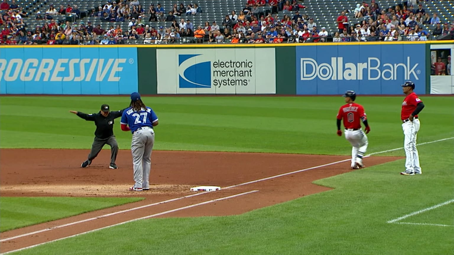 Blue Jays successfully challenge safe call at first | 08/07/2023 ...