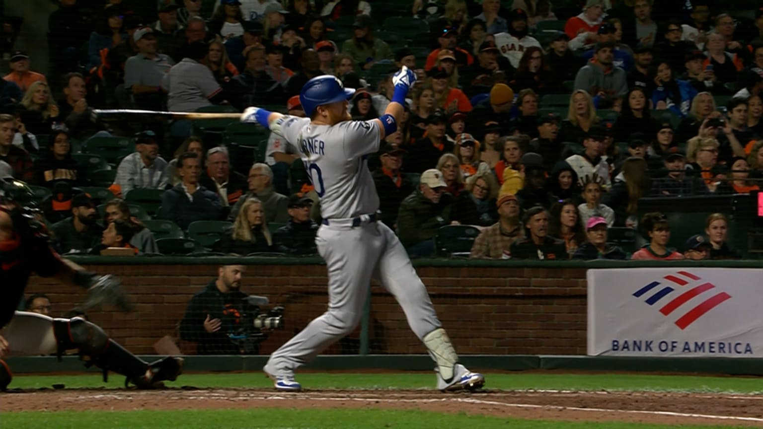 Justin Turner hits an RBI single to left field | 09/17/2022 | Los ...