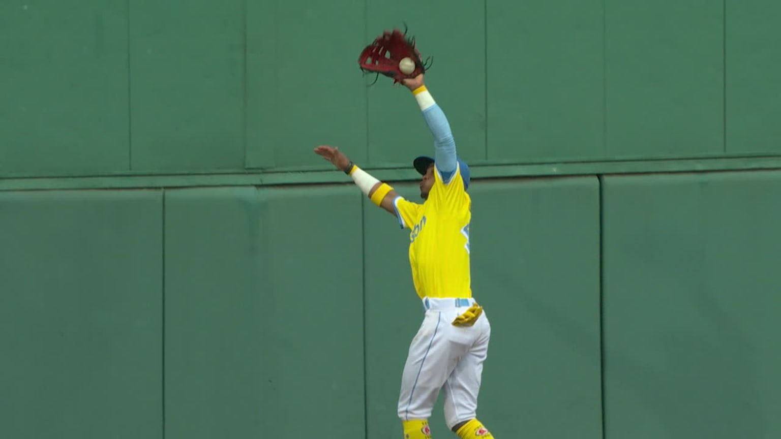 Ceddanne Rafaela makes a nice leaping catch in center | 09/10/2023 ...