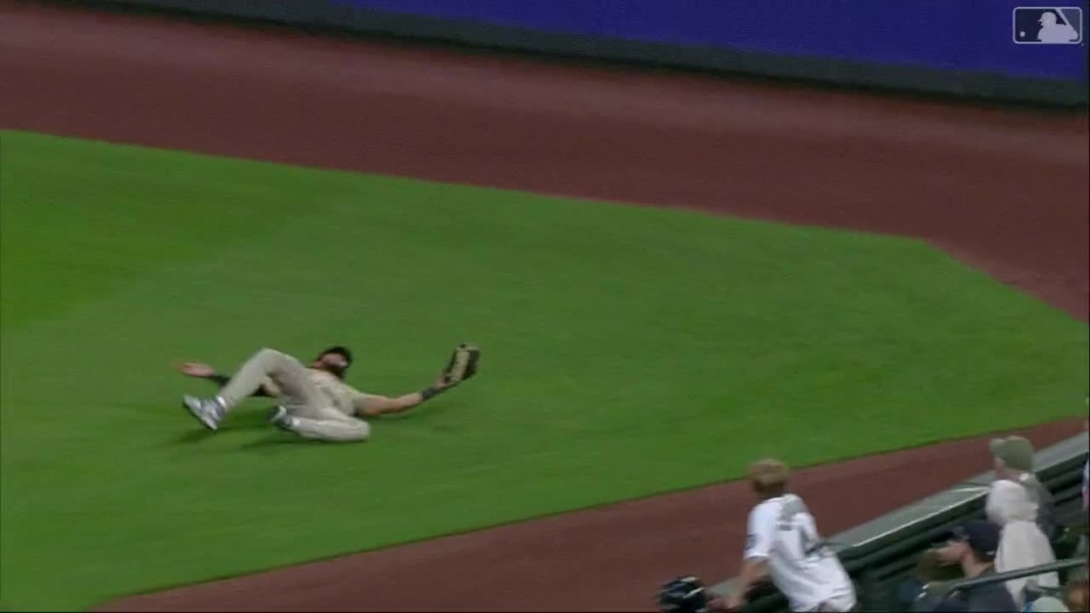 Fernando Tatis Jr. makes a sliding catch in the 7th | 08/08/2023 | San ...