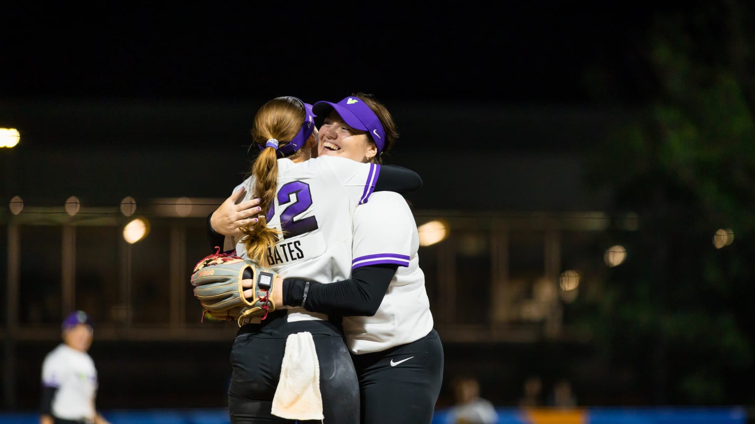 Jessi Warren's tough basket catch | 06/19/2025 | MLB.com