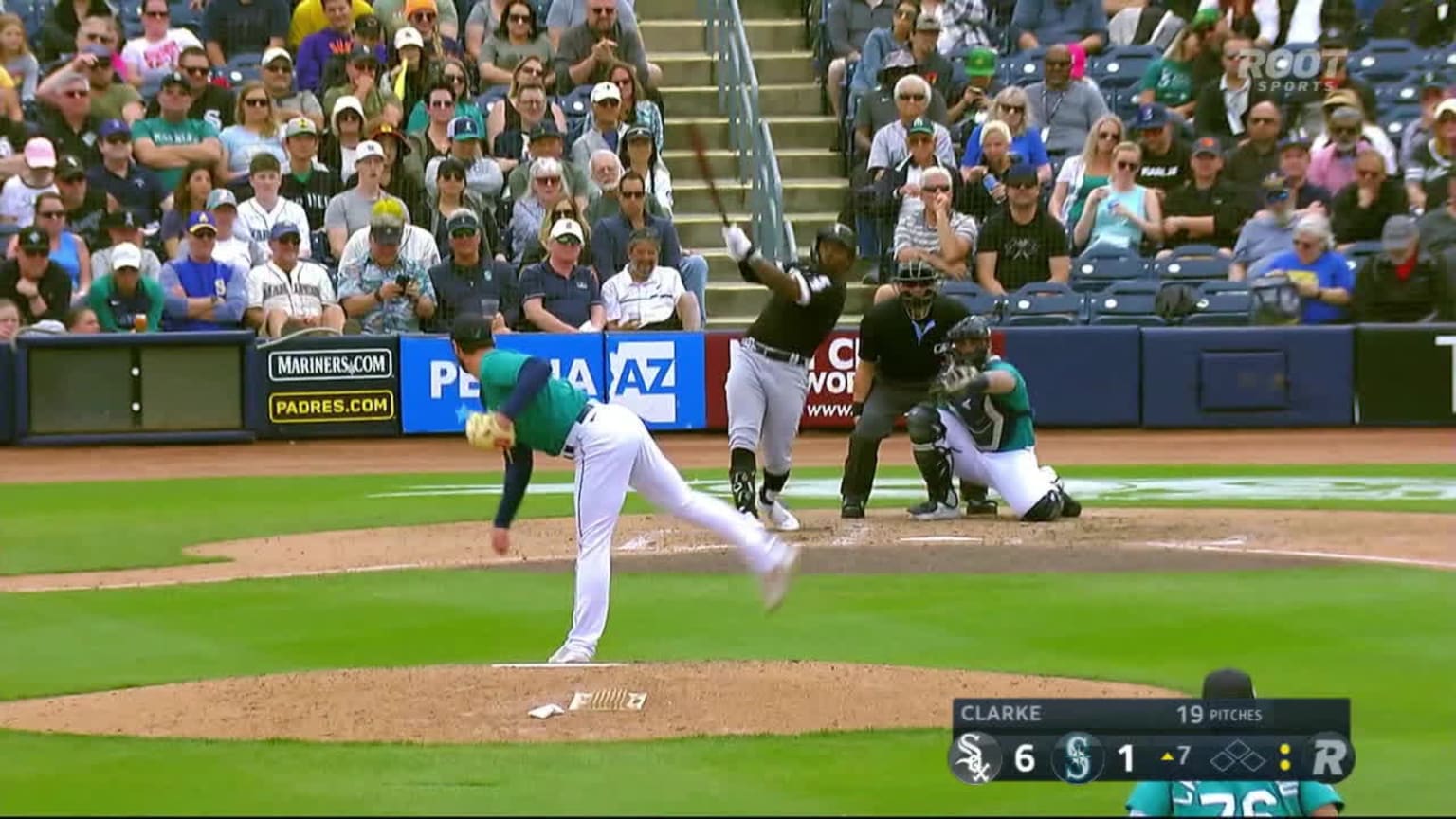 Oscar Colas hits a homer to left-center field | 03/19/2023 | Chicago ...