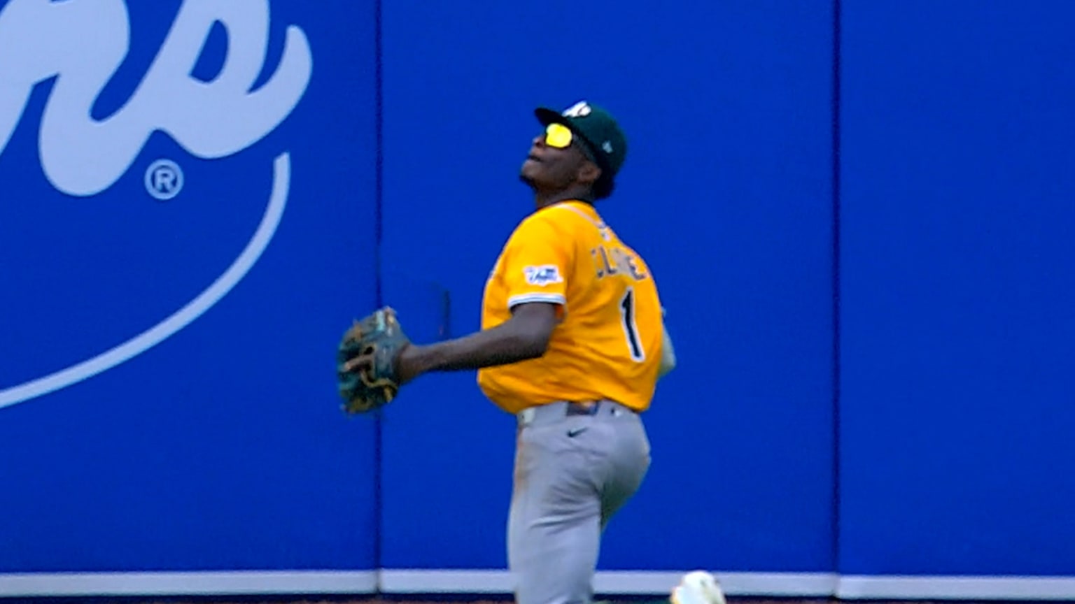 Denzel Clarke hace una atrapada mientras corre | 02/07/2025 | Los ...