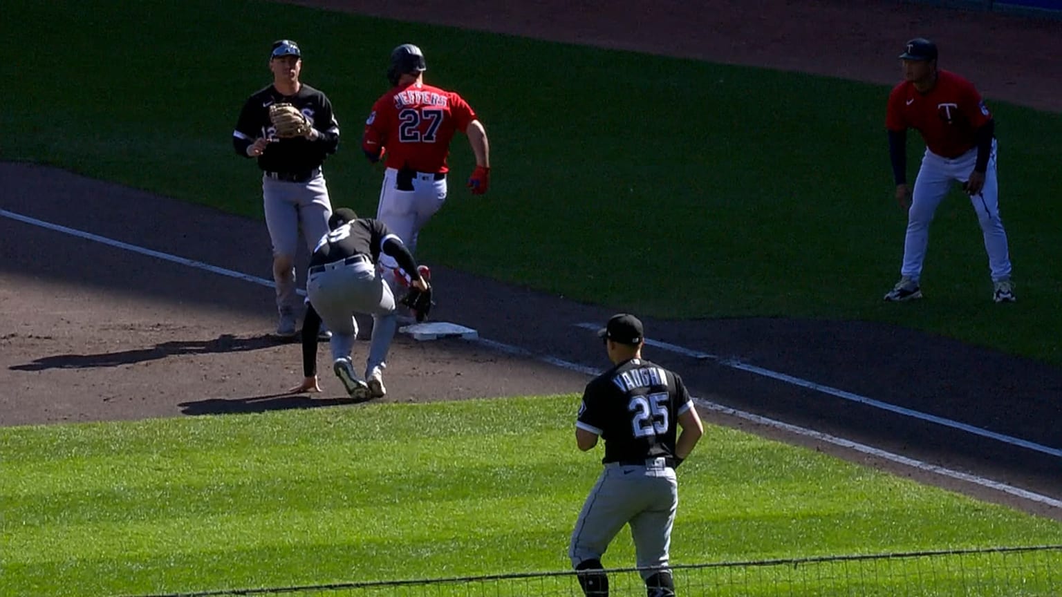 Ryan Jeffers lays down an RBI bunt single | 09/29/2022 | Minnesota Twins