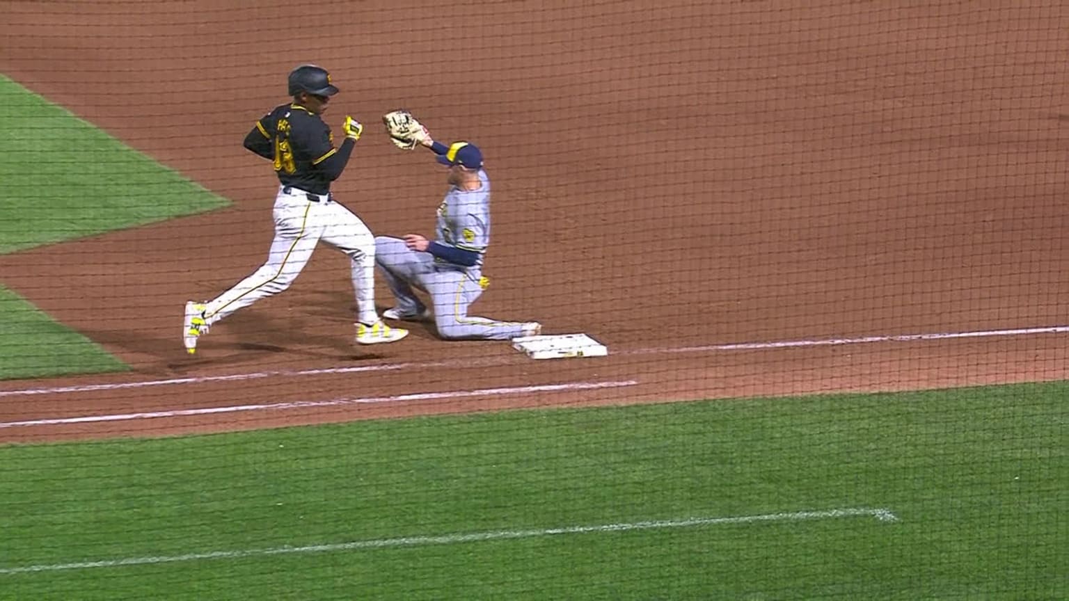 Jake Bauers Nice Scoop At First Base 04 24 2024 Milwaukee Brewers