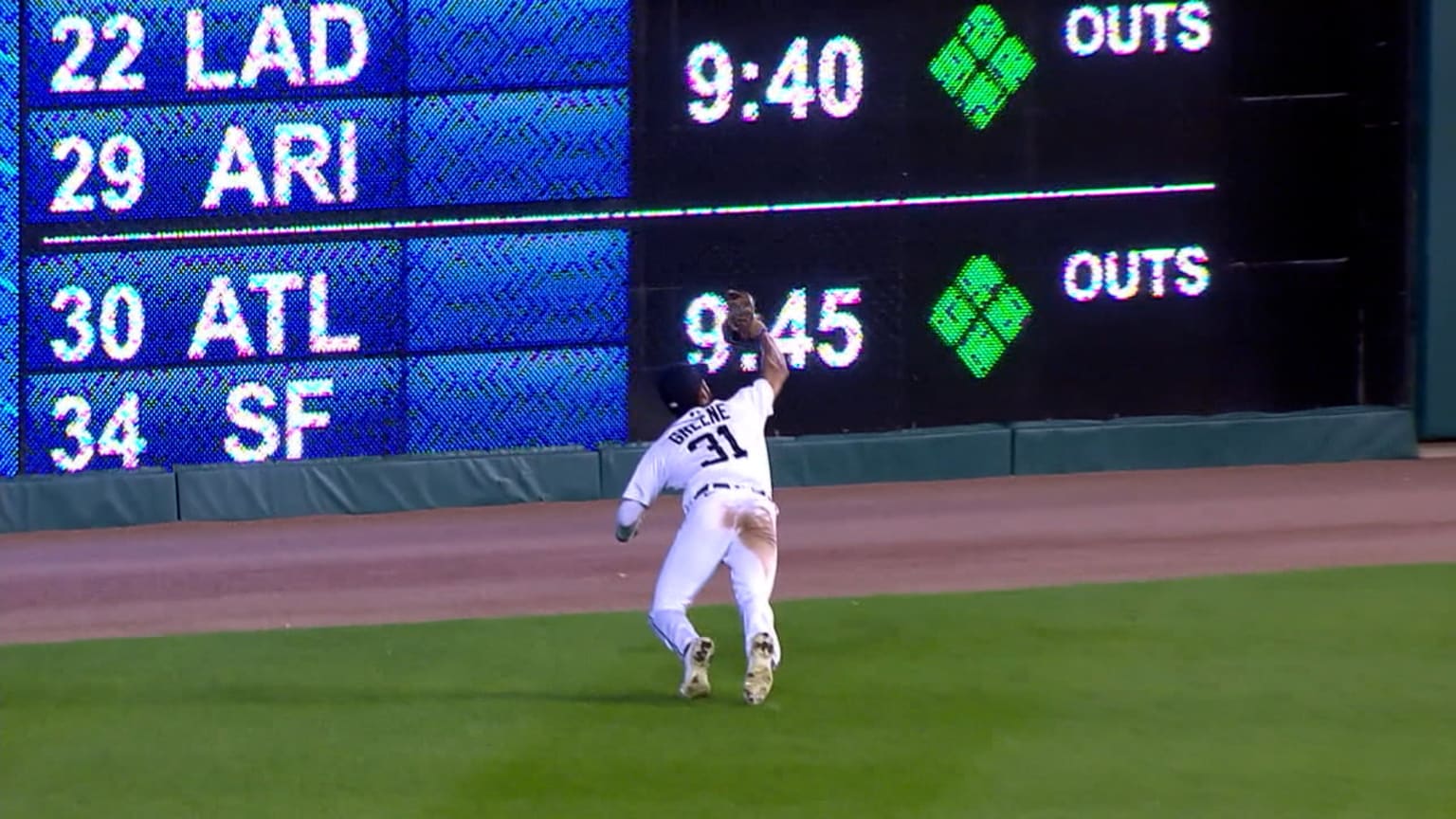 Riley Green's diving catch earns Play of the Week | 09/19/2022 ...