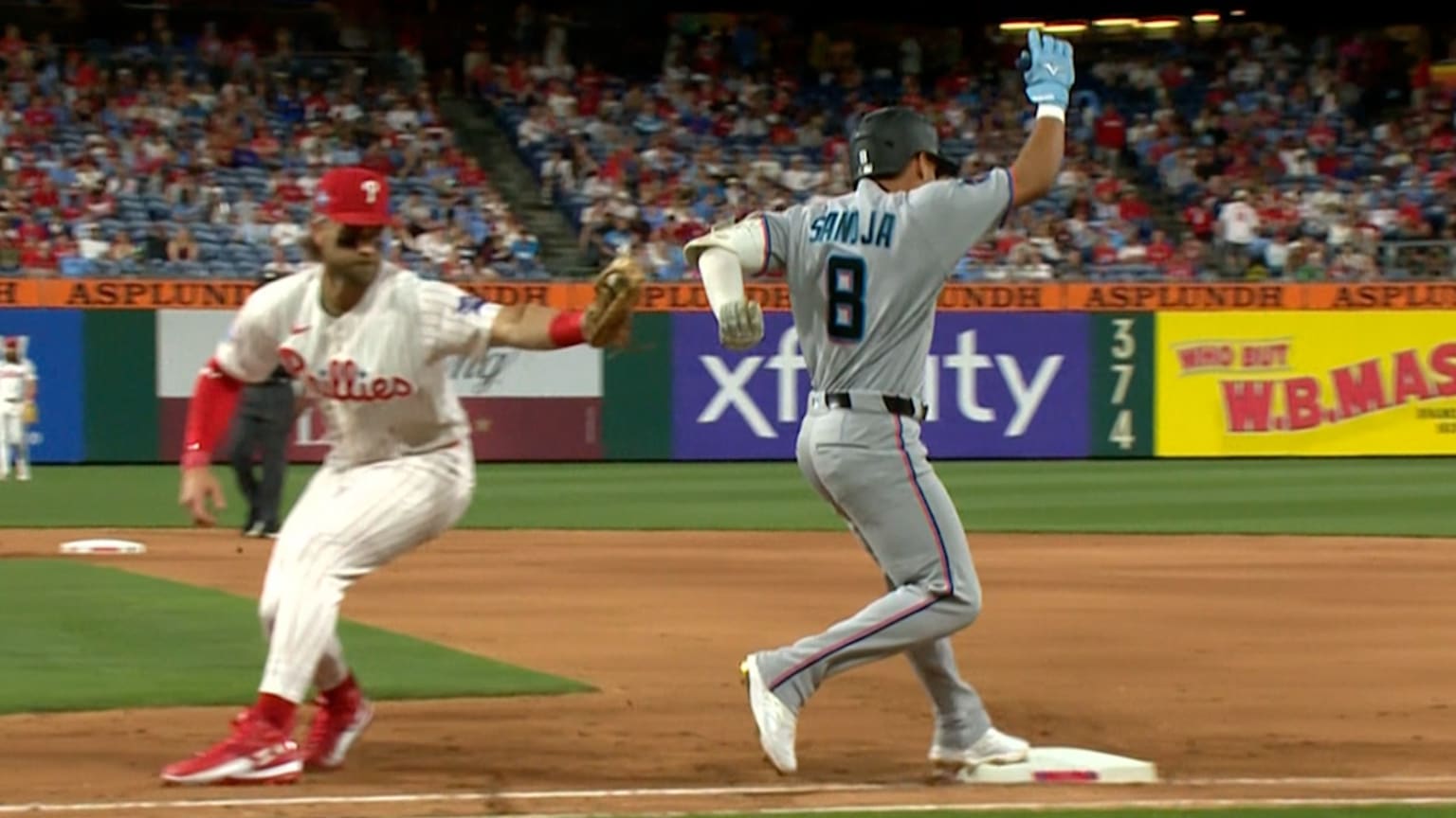 Javier Sanoja safe after replay review | 15/06/2026 | Los Marlins de Miami