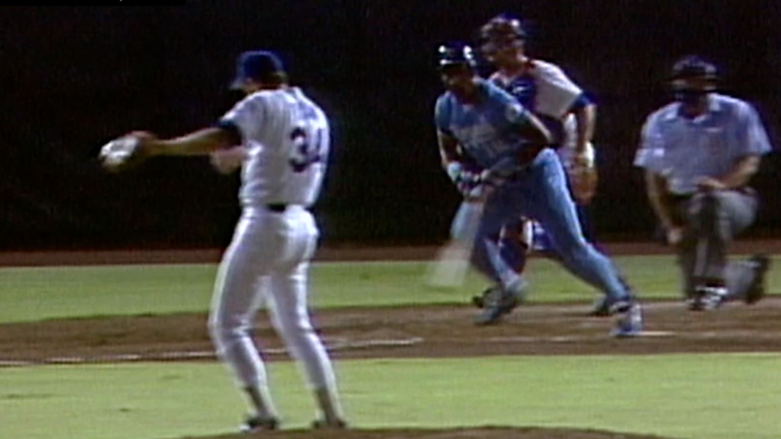 Nolan Ryan suffers bloody lip on comebacker | 08/09/1990 | Lasmayores.com